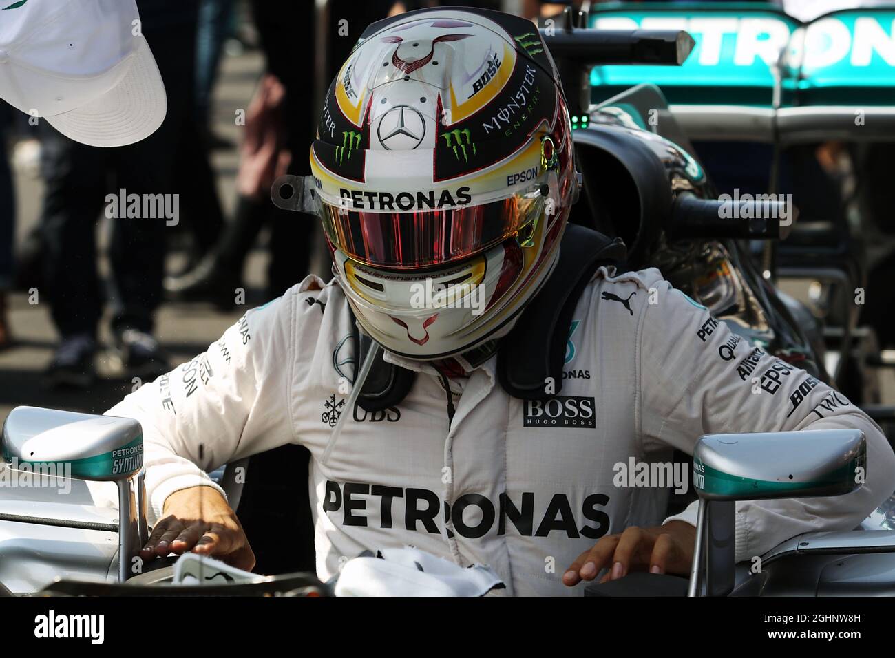 Lewis Hamilton (GBR) Mercedes AMG F1 W07 Hybrid on the grid. 30.10.2016 ...