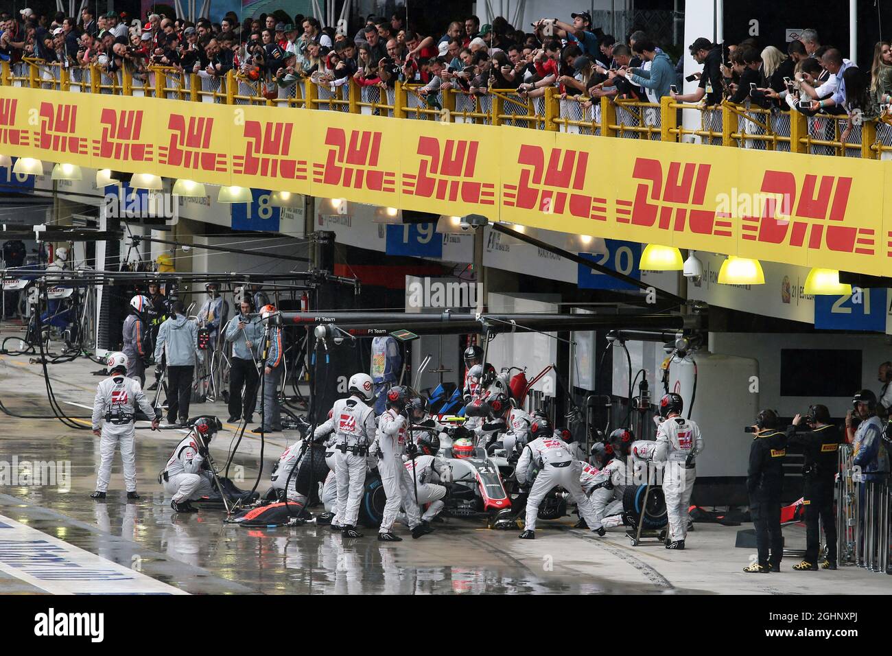 Haas vf 20 makes a pit stop hi-res stock photography and images - Alamy