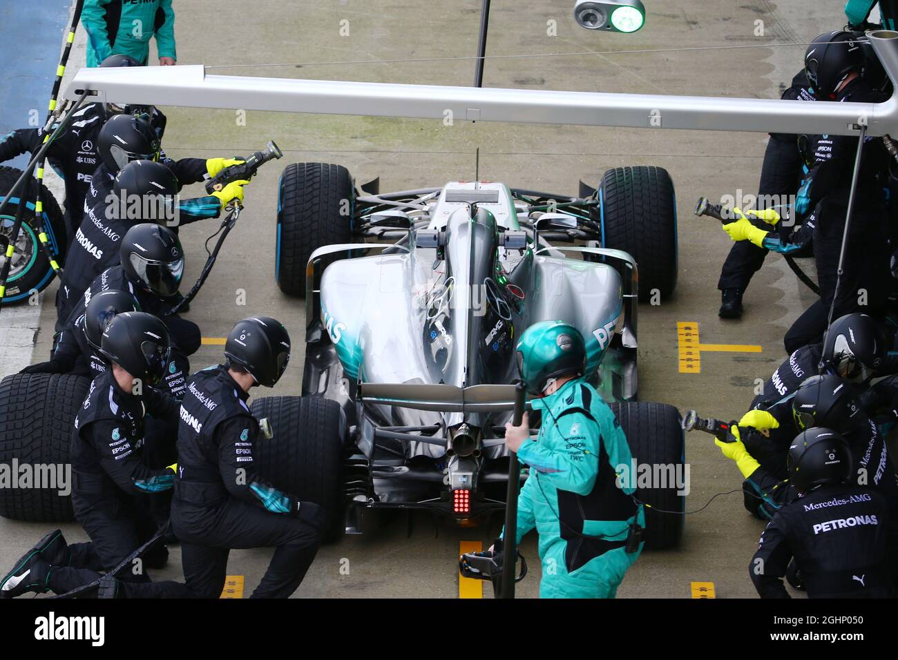 Lewis Hamilton (GBR) Mercedes AMG F1 W08 practices a pit stop. 23.02. ...