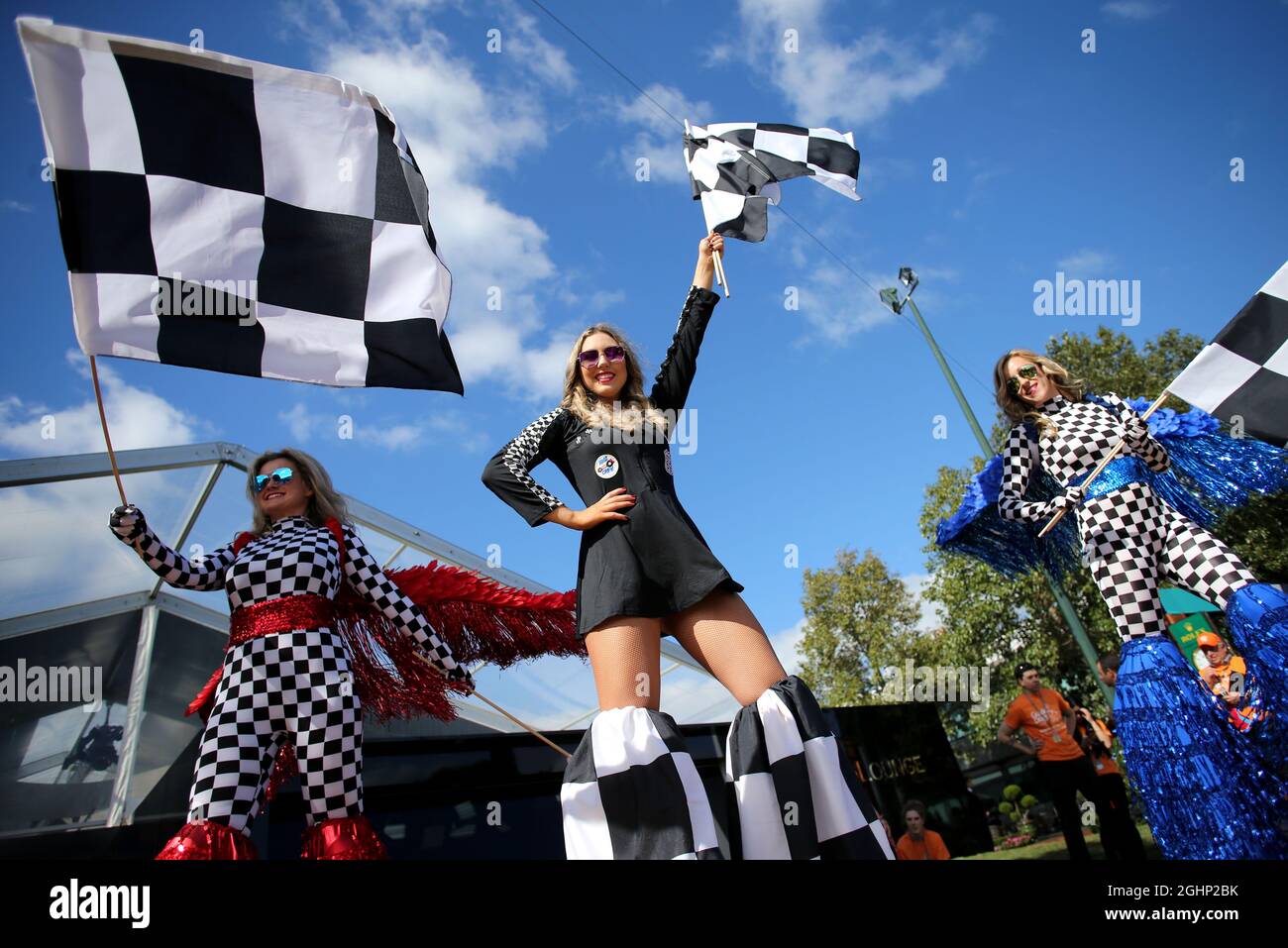 Circuit atmosphere - girls on stilts. 23.03.2017. Formula 1 World ...