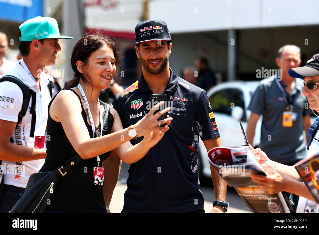 Daniel Ricciardo (AUS) Red Bull Racing with a fan. 24.05.2017. Formula ...