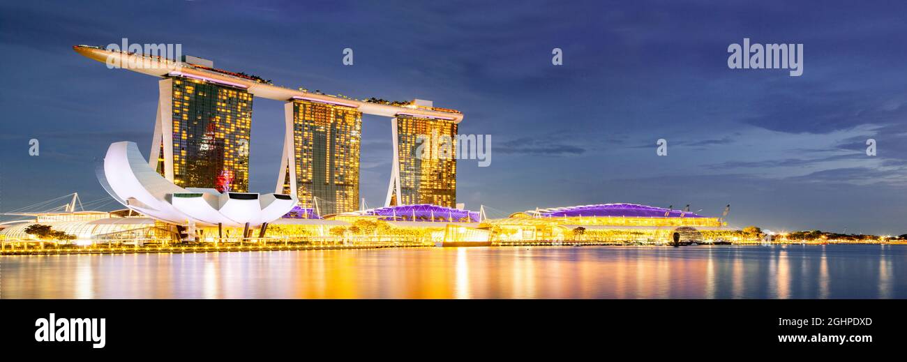 SINGAPORE, SINGAPORE - MARCH 2019: Skyline of Singapore Marina Bay at ...