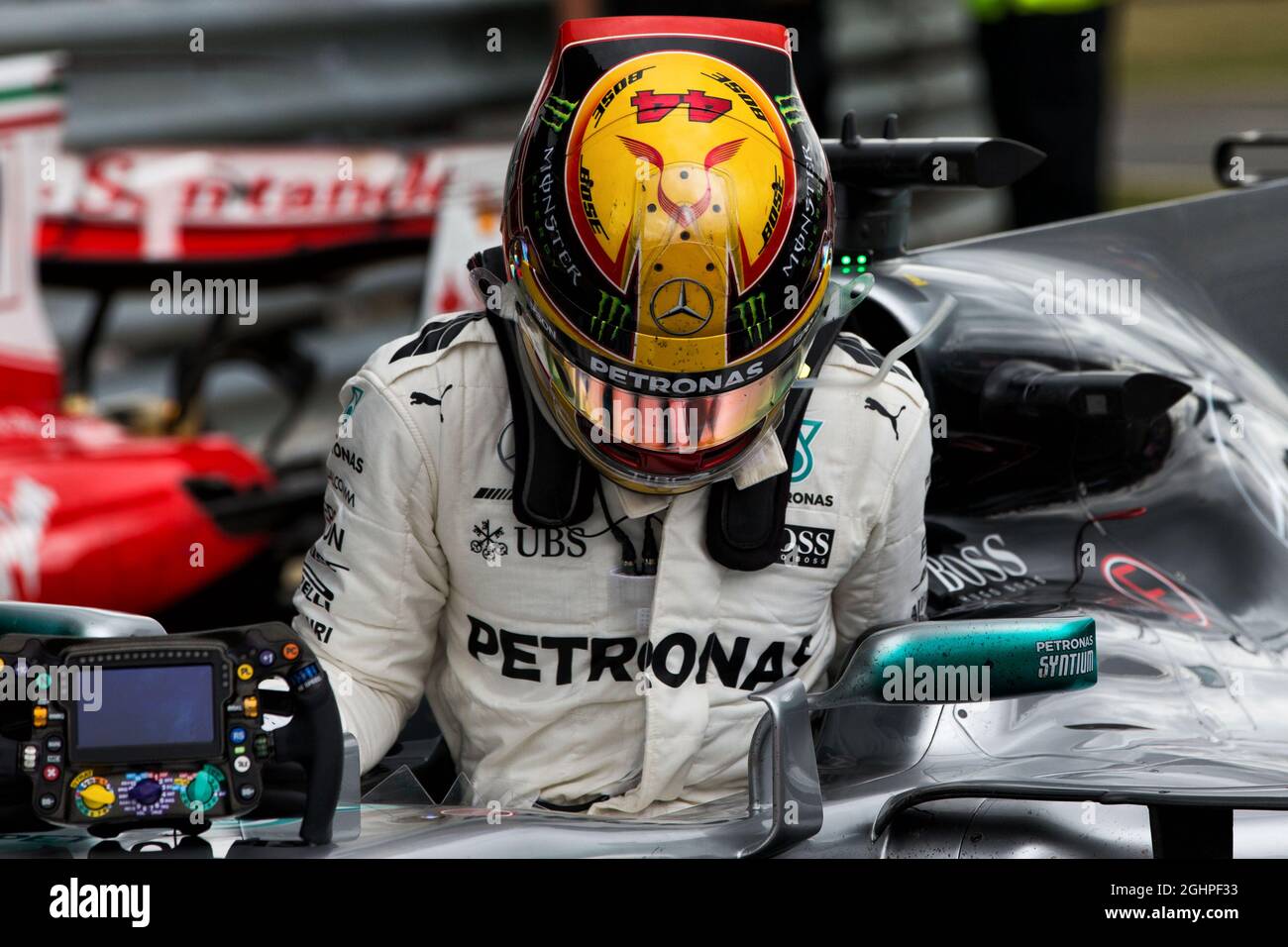 Race winner Lewis Hamilton (GBR) Mercedes AMG F1 W08 in parc ferme. 16. ...