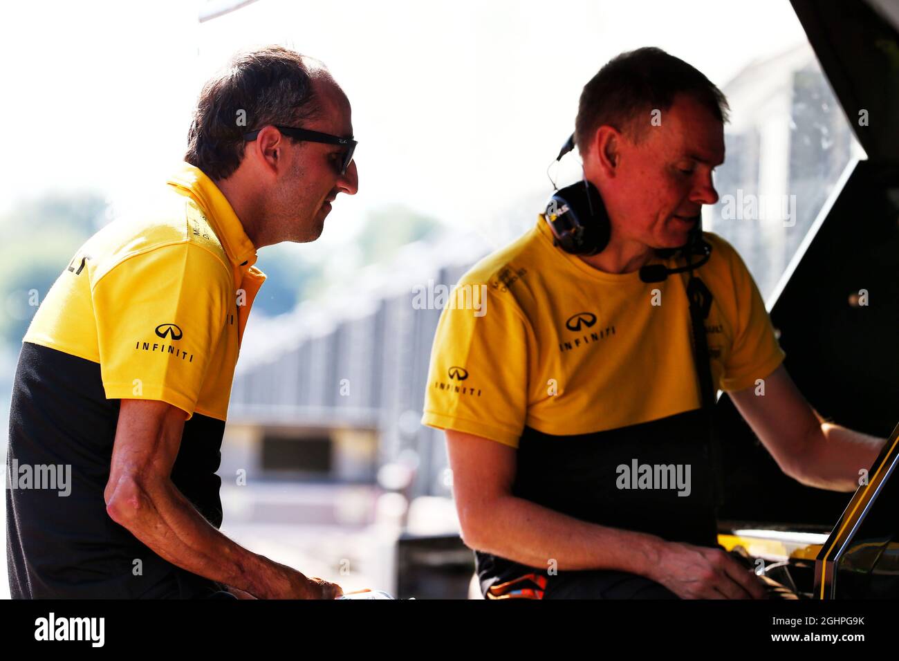 Renault sport f1 team pit gantry alan permane hi-res stock photography ...
