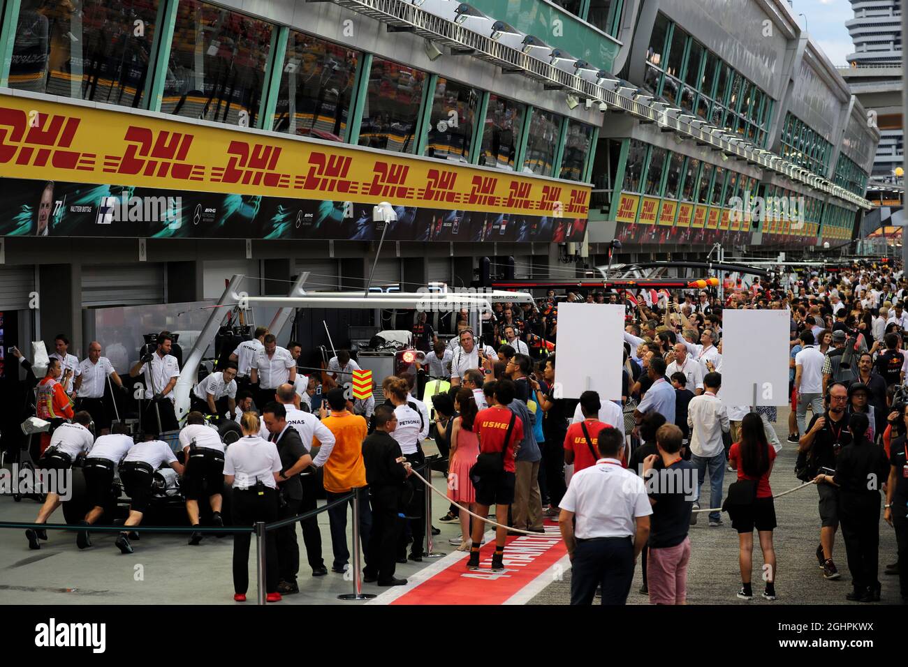 Fans in the pit lane. 17.09.2017. Formula 1 World Championship, Rd 14 ...