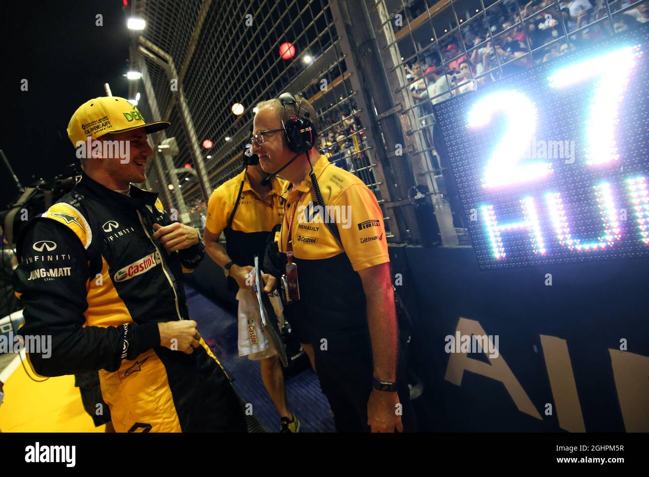 Nico Hulkenberg (GER) Renault Sport F1 Team on the grid with Mark Slade ...