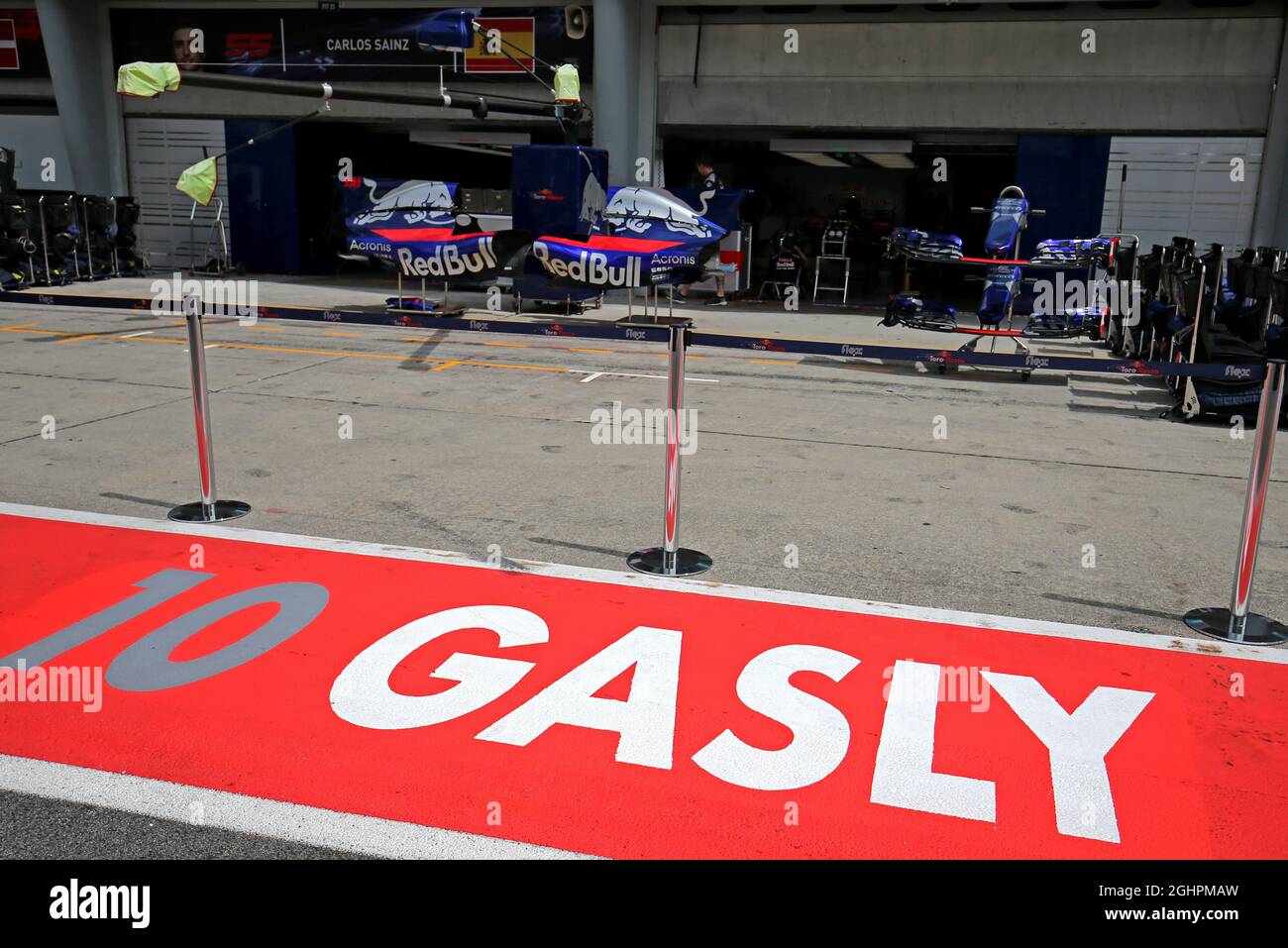 Formula 1 red bull pit garage hi-res stock photography and images - Alamy
