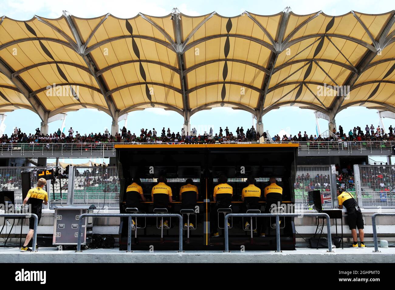 Renault sport f1 team pit gantry hi-res stock photography and images ...