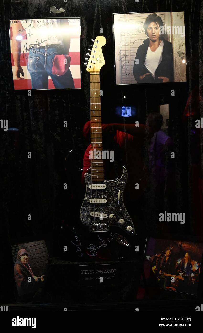 Inside the cavern club hi-res stock photography and images - Alamy