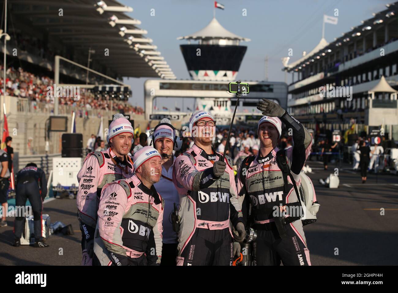 Sahara force india f1 team mechanics hi-res stock photography and ...
