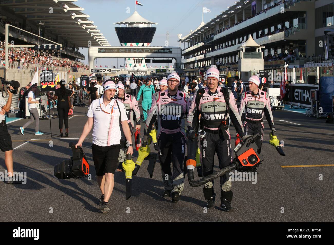 Sahara force india f1 team mechanics hi-res stock photography and ...
