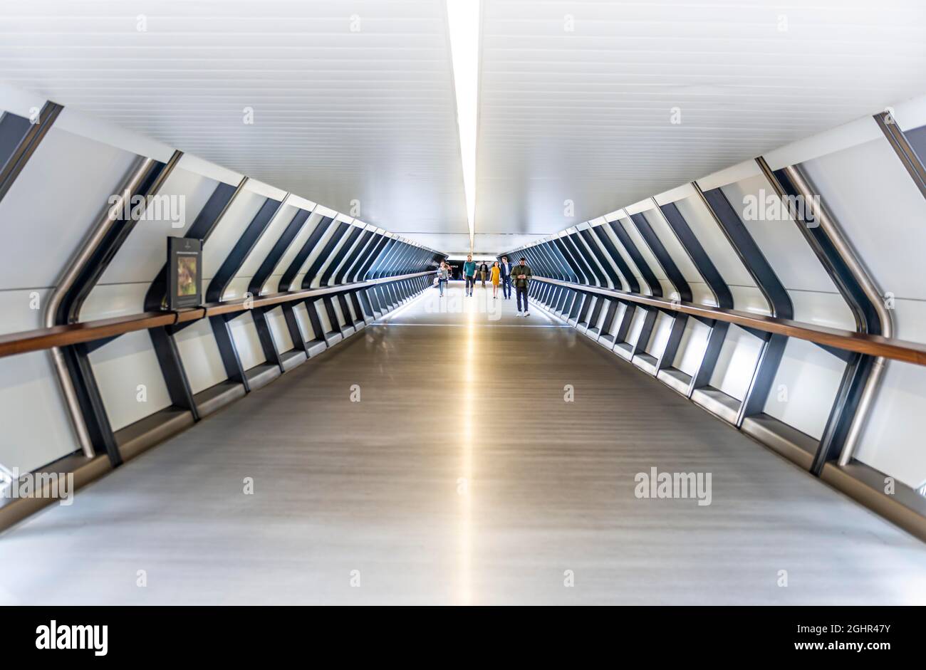 Modern Architecture, Adams Plaza Pedestrian Bridge, One Canada Square ...