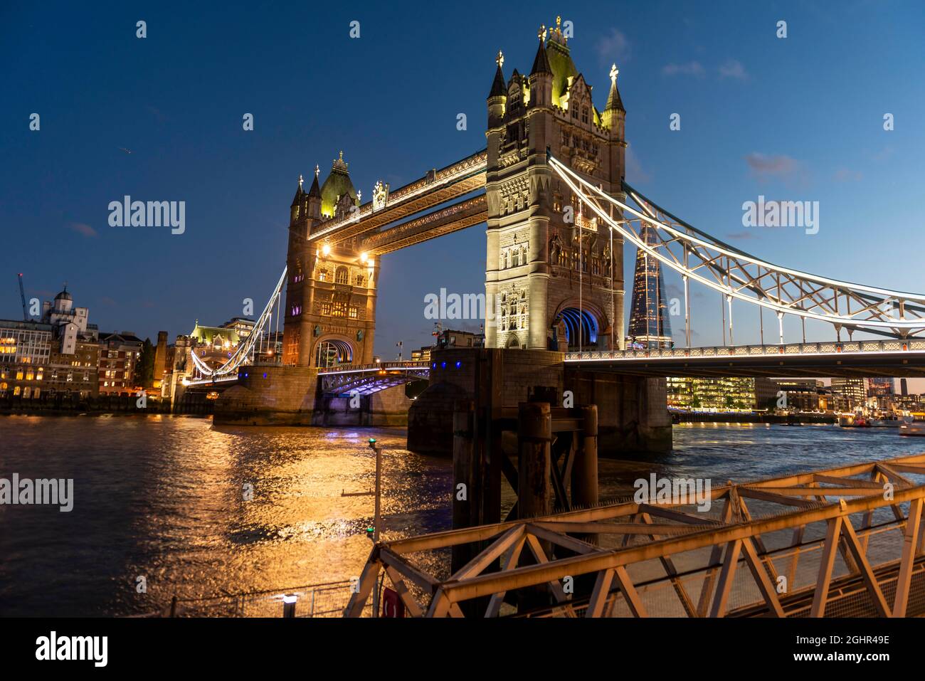 Illuminated thames bridge hi-res stock photography and images - Alamy