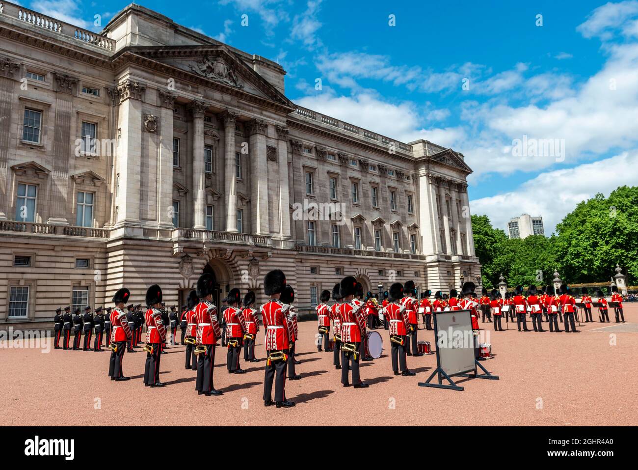 Royal palace army uniform hi-res stock photography and images - Alamy