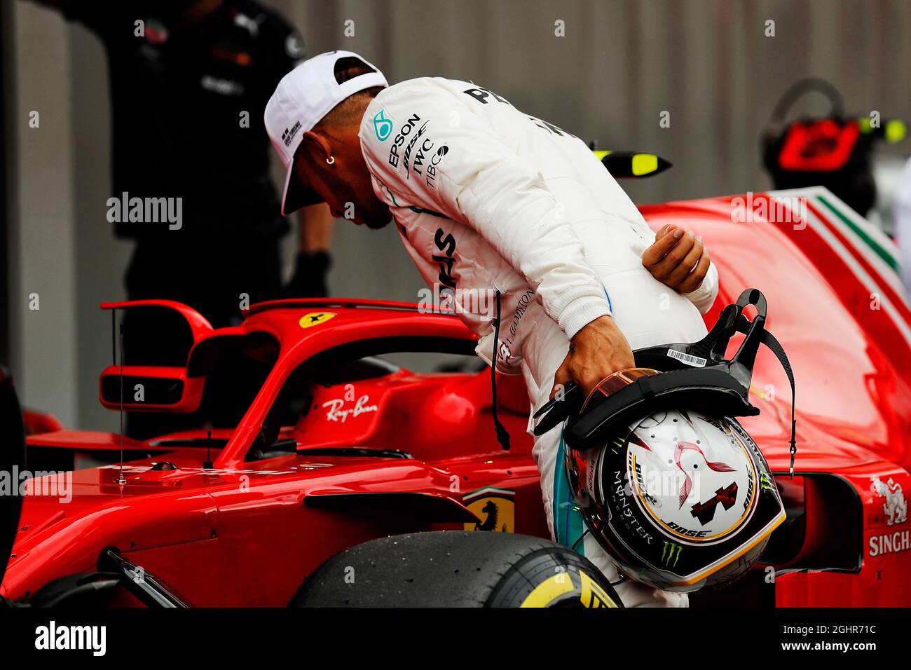 Lewis Hamilton (GBR) Mercedes AMG F1 looks at the Ferrari SF71H cockpit ...