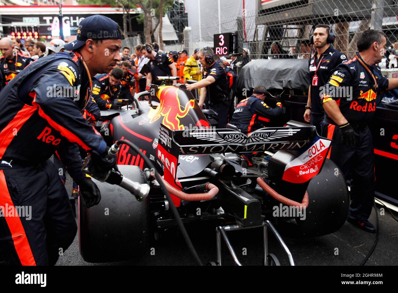 Daniel Ricciardo (AUS) Red Bull Racing RB14 on the grid. 27.05.2018 ...