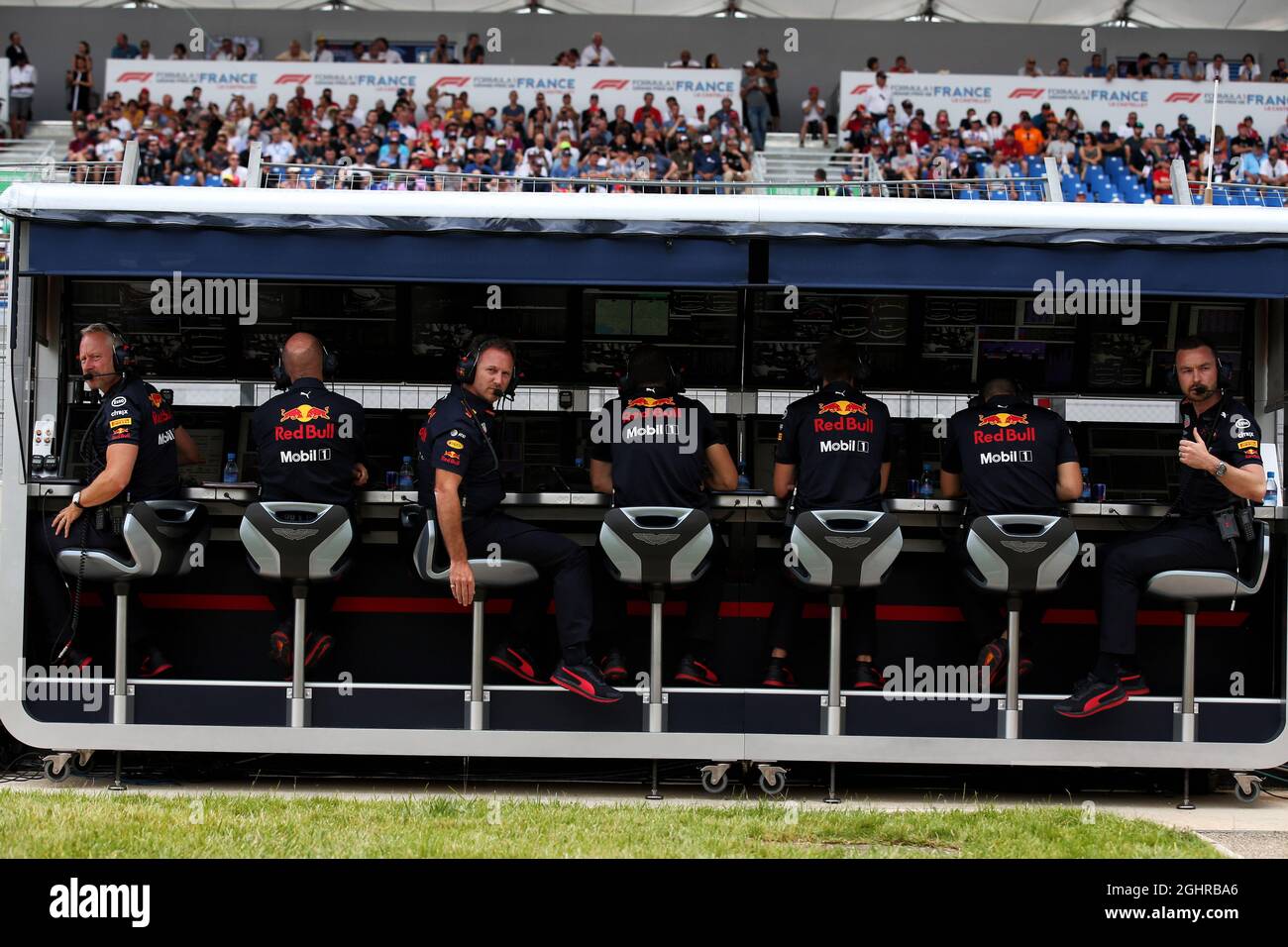 Red bull racing pit gantry hi-res stock photography and images - Alamy