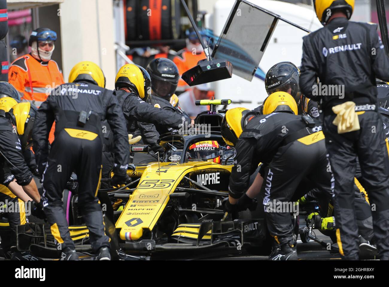 Renault sport f1 team rs18 makes a pit stop hi-res stock photography ...
