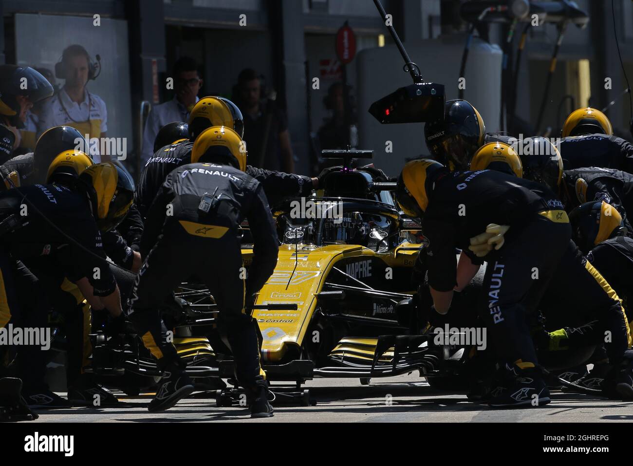 Renault sport f1 team rs18 makes a pit stop hi-res stock photography ...
