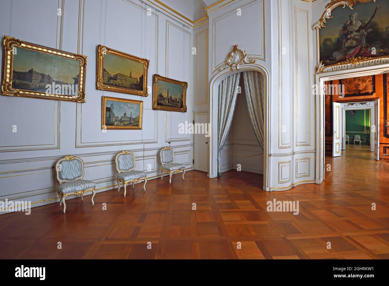 Splendid palace chambers hi-res stock photography and images - Alamy