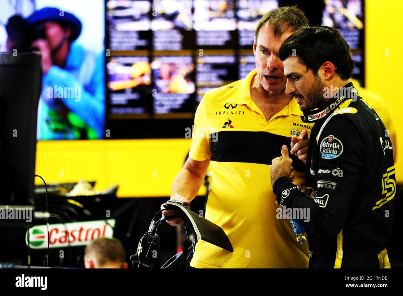 Carlos Sainz Jr (ESP) Renault Sport F1 Team with Alan Permane (GBR ...