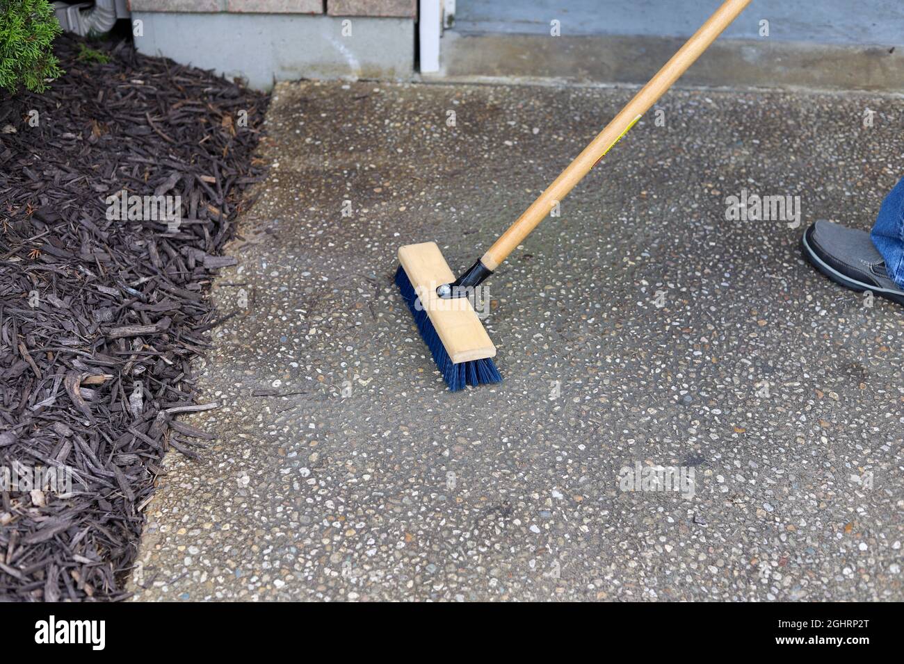 Sweeping driveway hi-res stock photography and images - Alamy