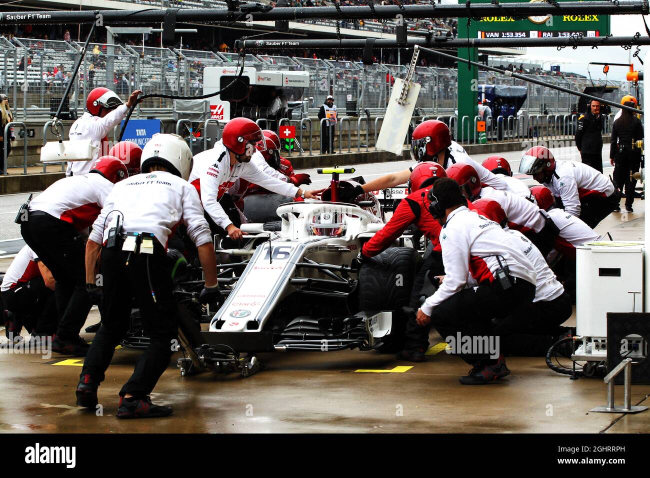 Sauber f1 team practices a pit stop hi-res stock photography and images ...