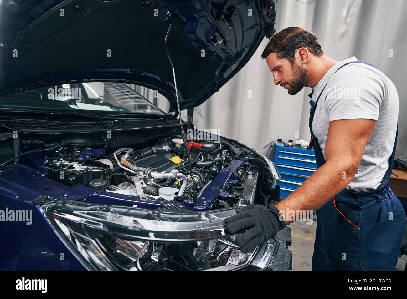 Man car specialist is conducting engine examination Stock Photo - Alamy