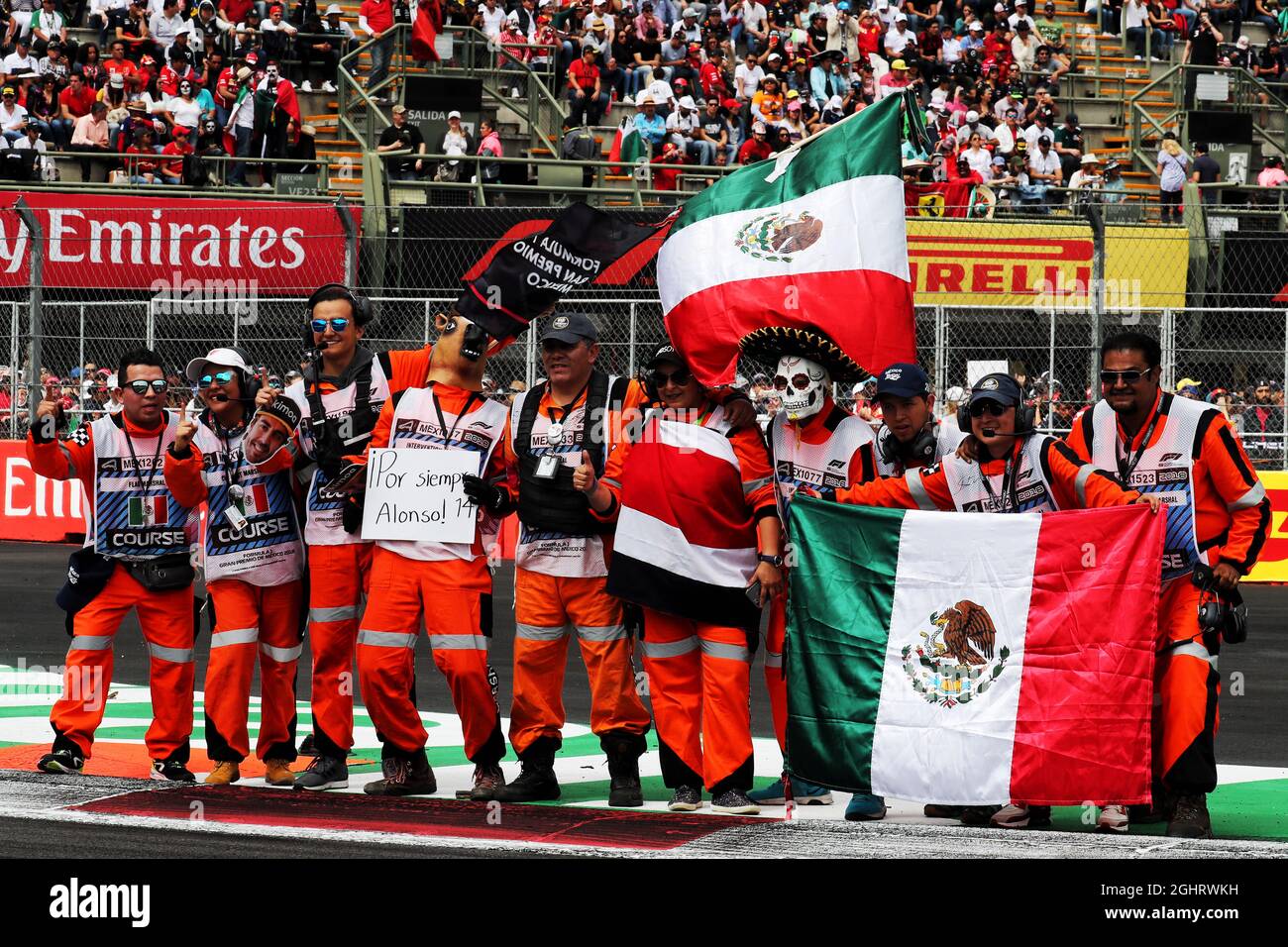 Drivers parade atmosphere - marshalls pay tribute to Fernando Alonso ...