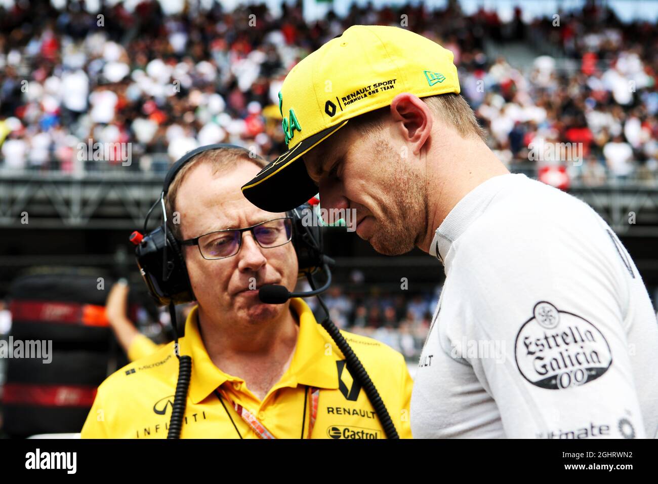 Nico Hulkenberg (GER) Renault Sport F1 Team with Mark Slade (GBR ...