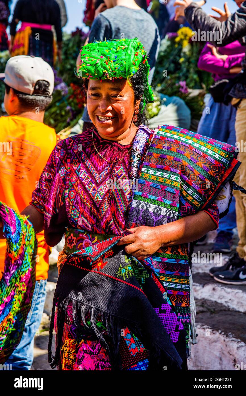 Textile seller, most important market in the highlands ...