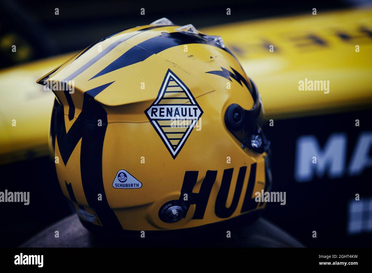 Retro helmet design for Nico Hulkenberg (GER) Renault F1 Team to ...