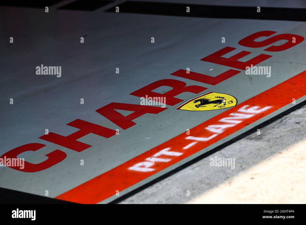 International pit garage hi-res stock photography and images - Alamy