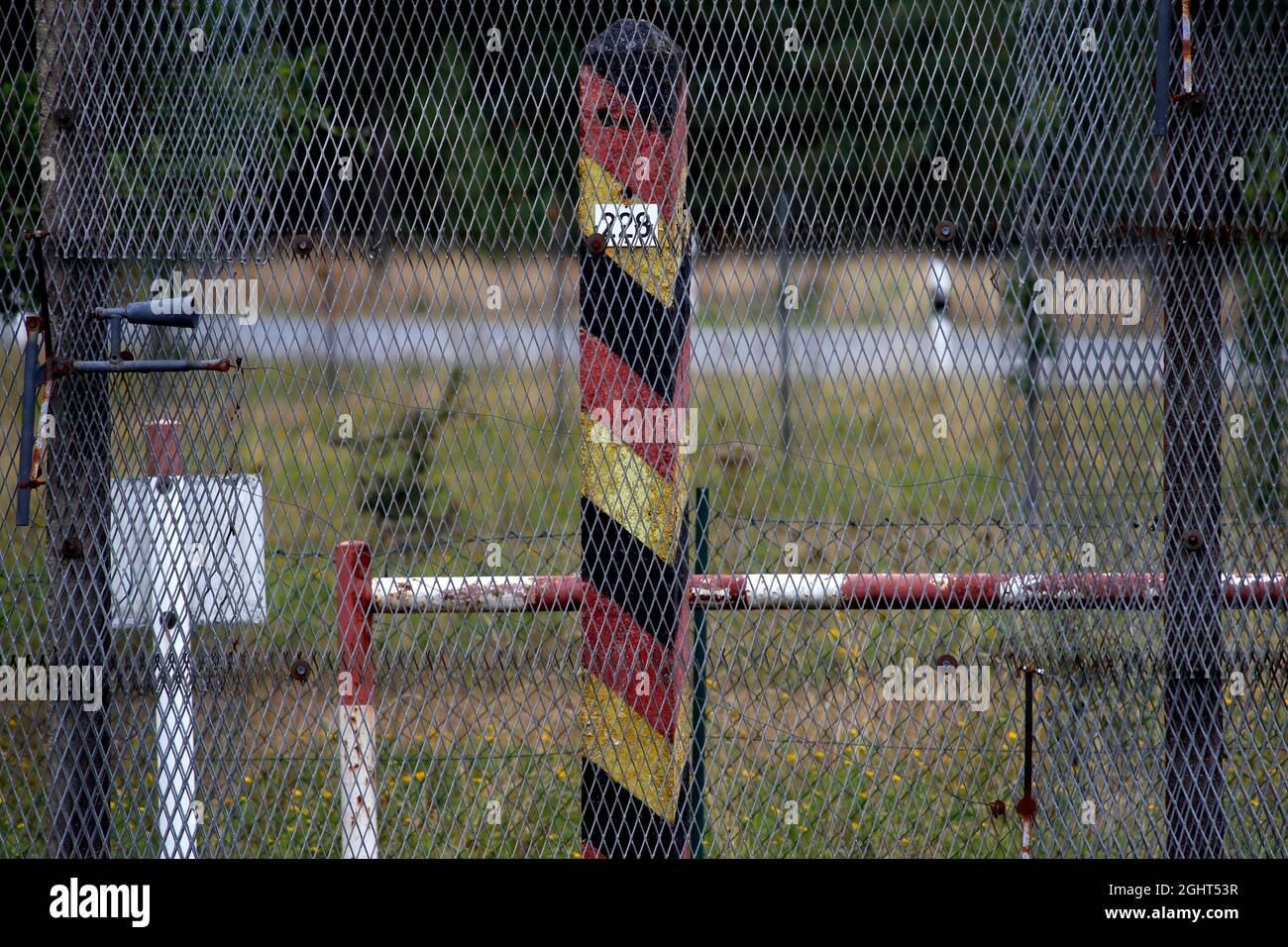 Border post pillar, barrier fence, barbed wire fence, self-shooting ...