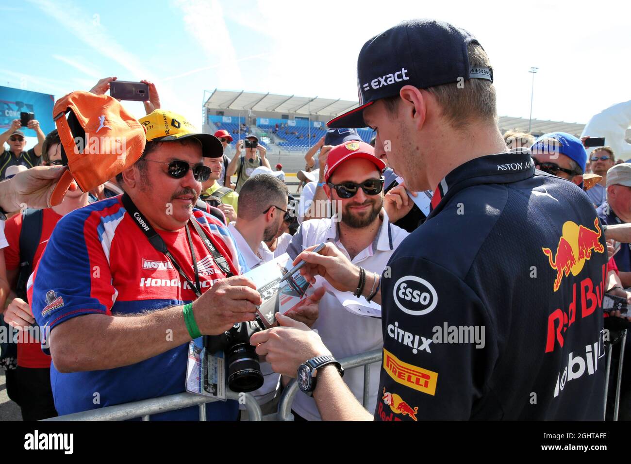 France signs autographs for fans hi-res stock photography and images ...