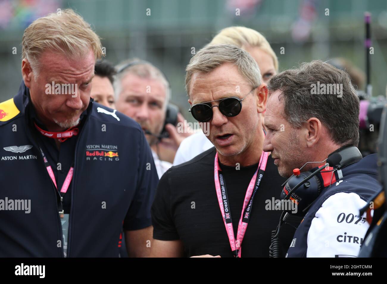 Daniel Craig (GBR) Actor on the grid with Christian Horner (GBR) Red ...