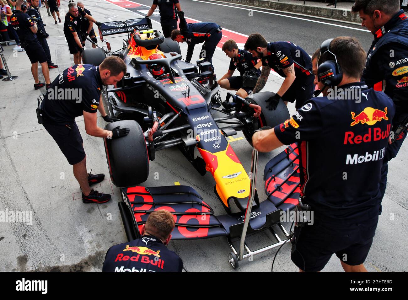 Red bull racing rb15 in pits hi-res stock photography and images - Alamy
