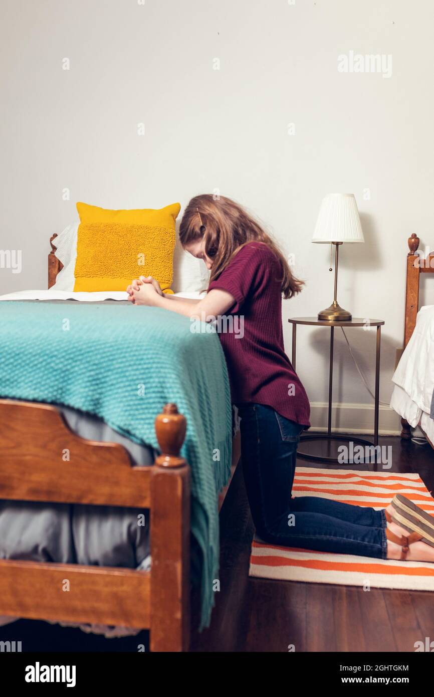 Kneel to pray hi-res stock photography and images - Alamy