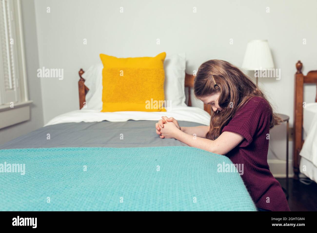 Kneel pray hi-res stock photography and images - Alamy