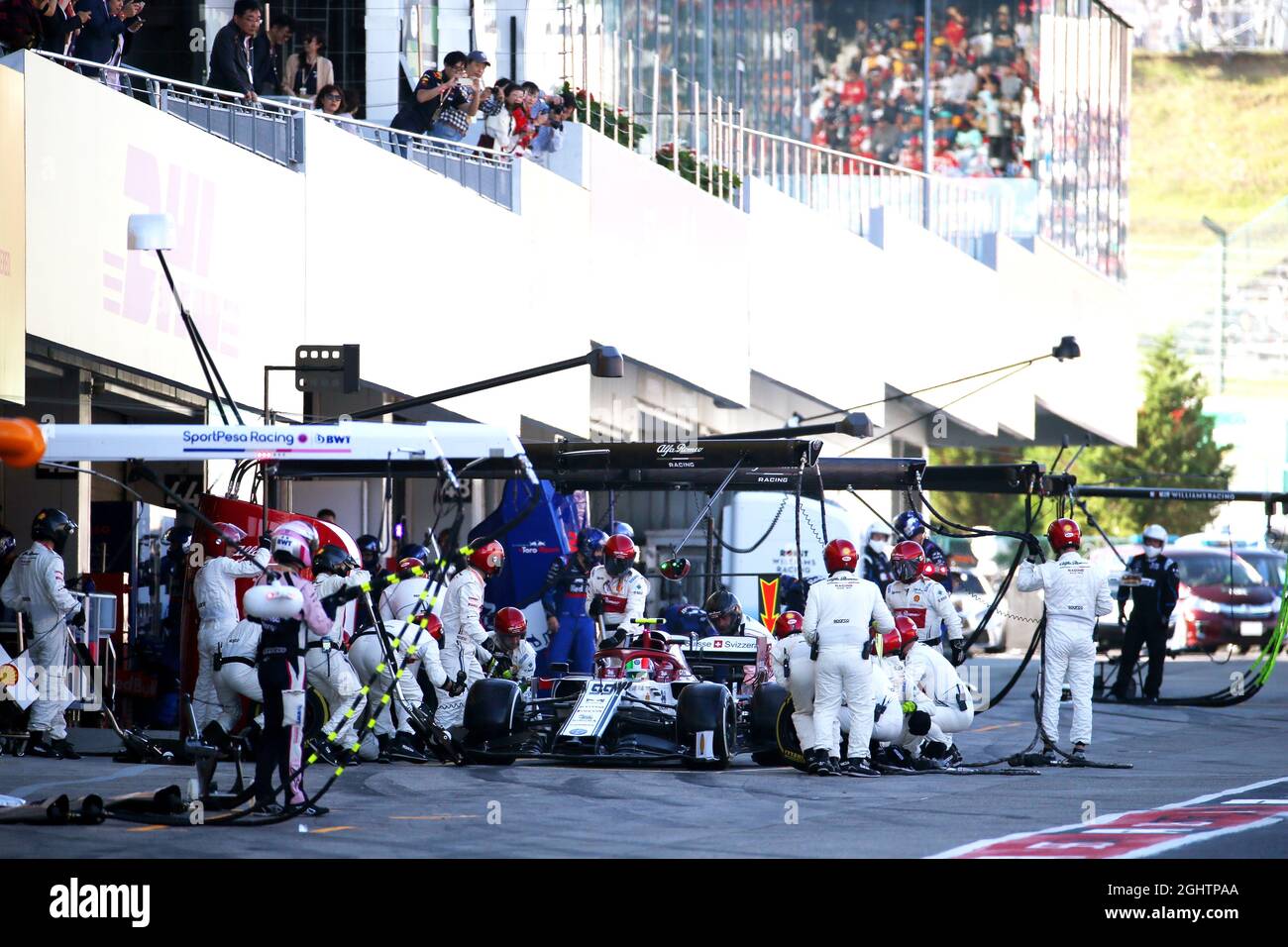 Antonio Giovinazzi (ITA) Alfa Romeo Racing C38 makes a pit stop. 13.10.2019. Formula 1 World ...