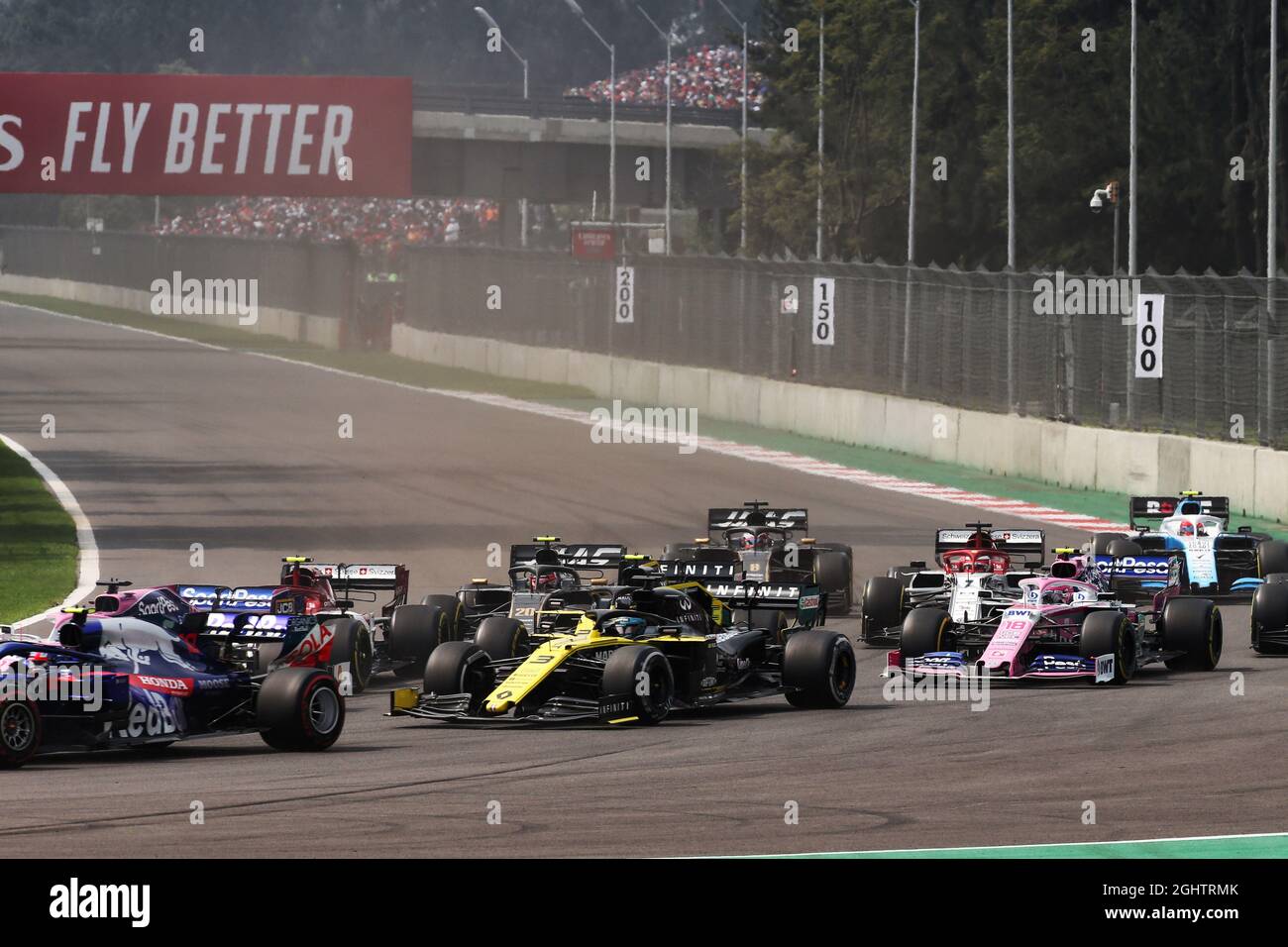 Daniel Ricciardo (AUS) Renault F1 Team RS19 at the start of the race ...