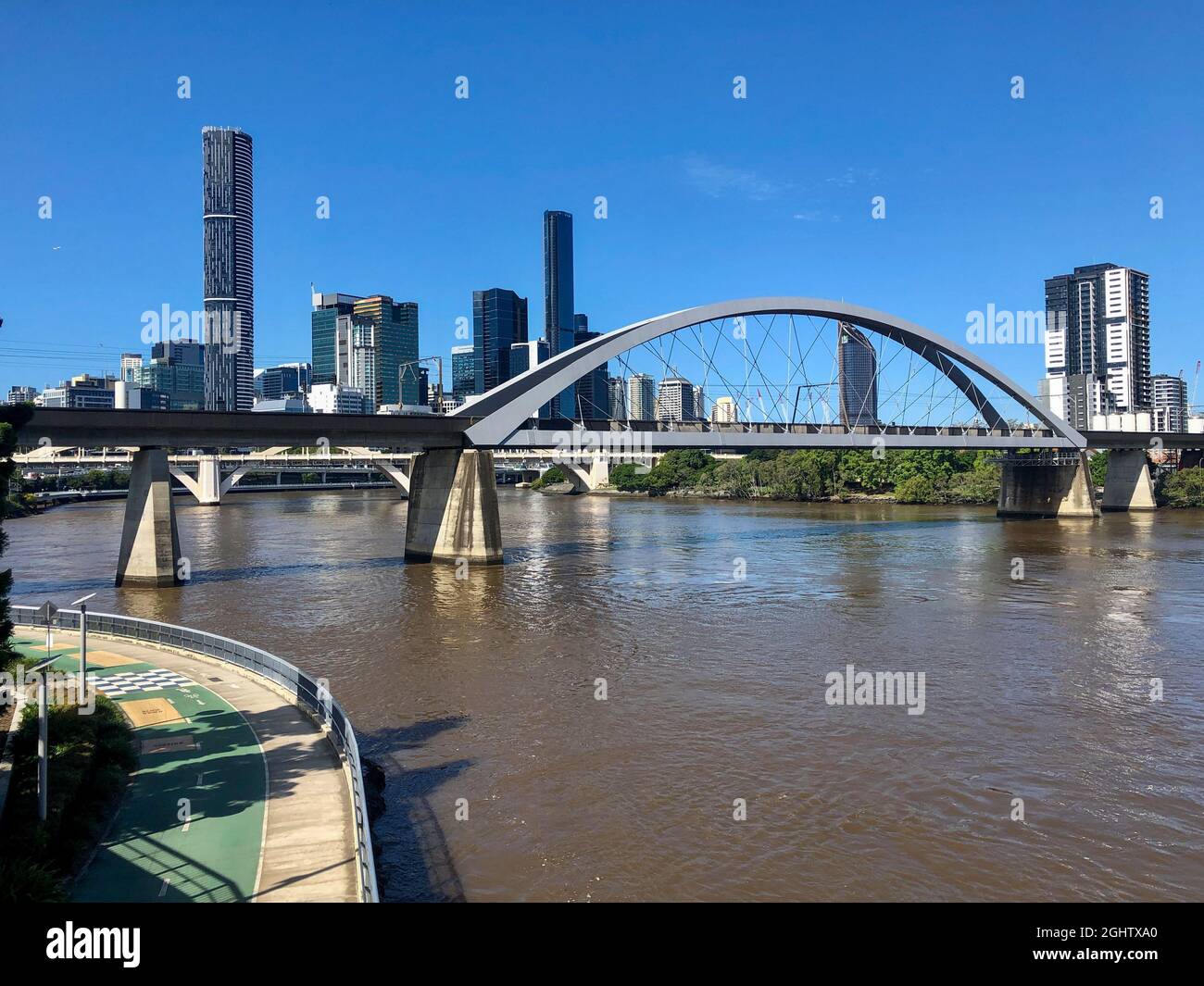 Brisbane River, railway bridge, Bicentennial Bikeway and city skyline ...