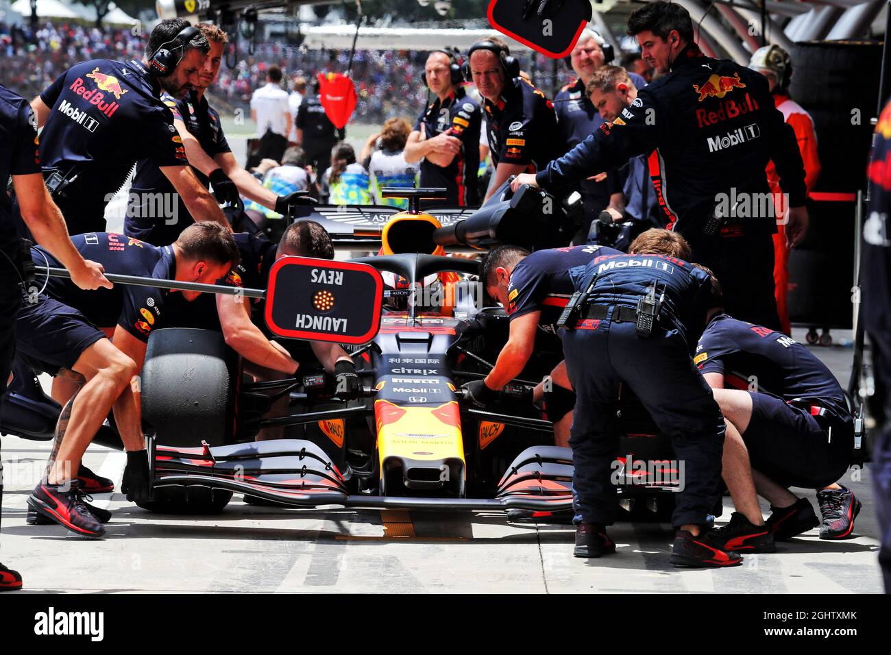 Red bull racing rb15 in pits hi-res stock photography and images - Alamy
