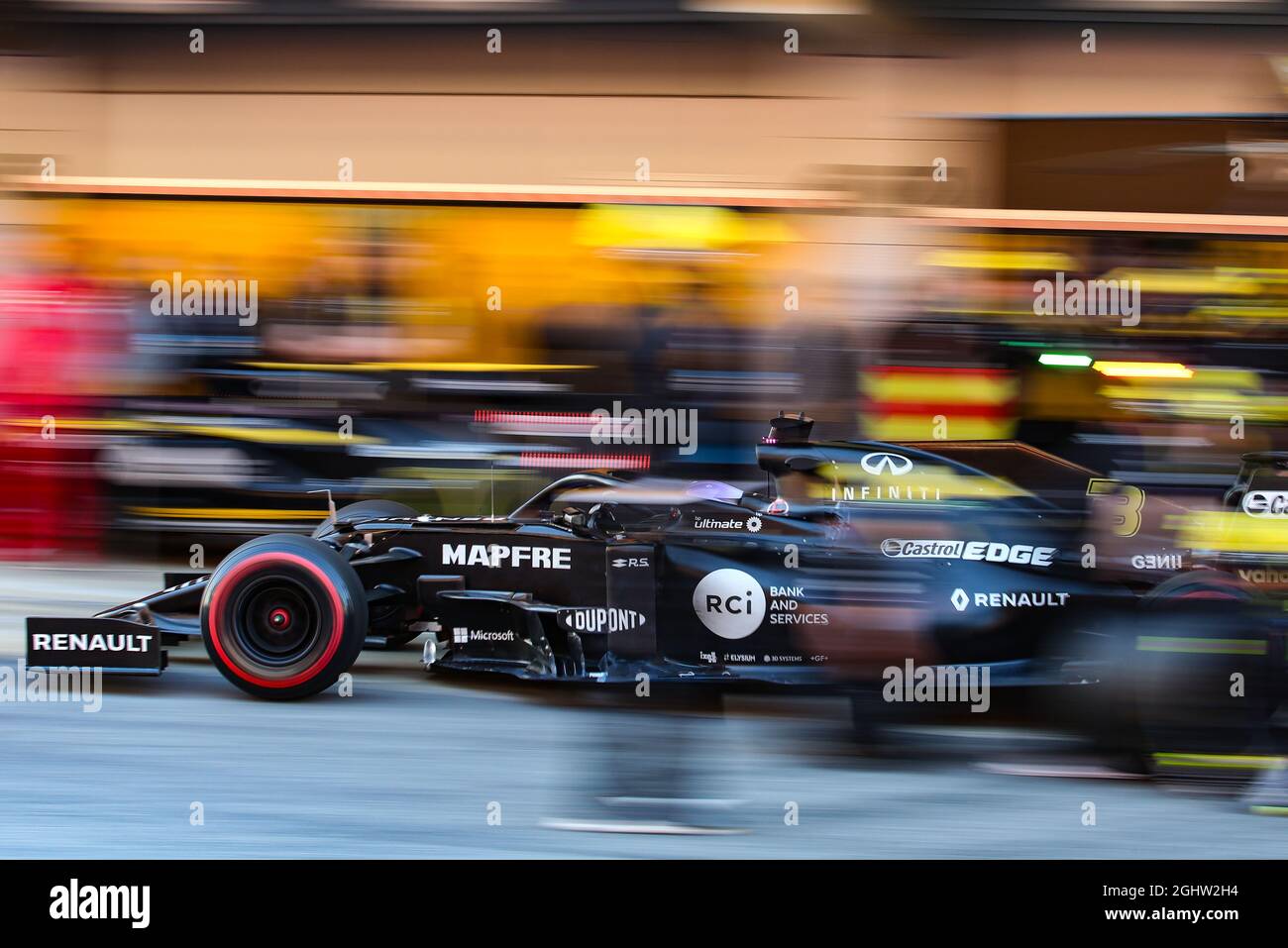 Daniel Ricciardo (AUS) Renault F1 Team RS20 practices a pit stop. 21.02 ...