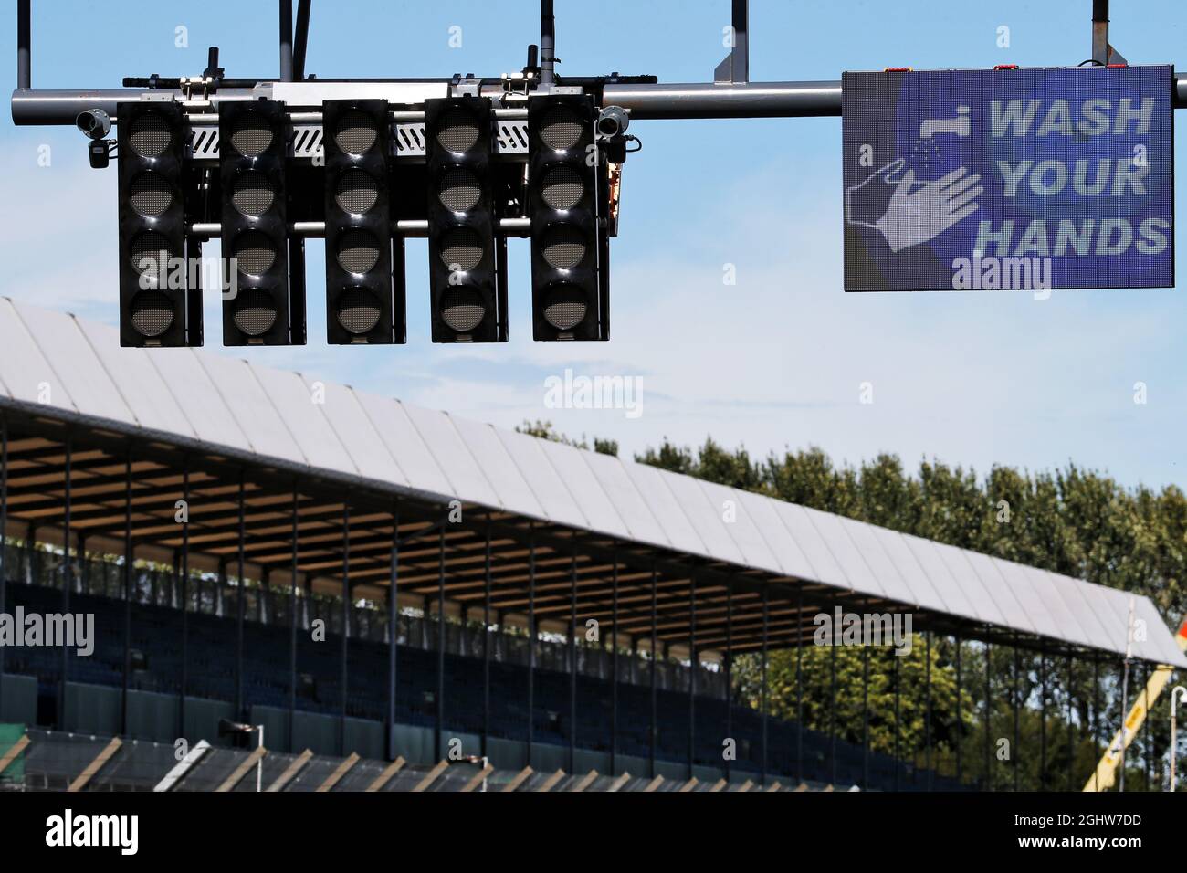 Formula 1 start lights hi-res stock photography and images - Alamy