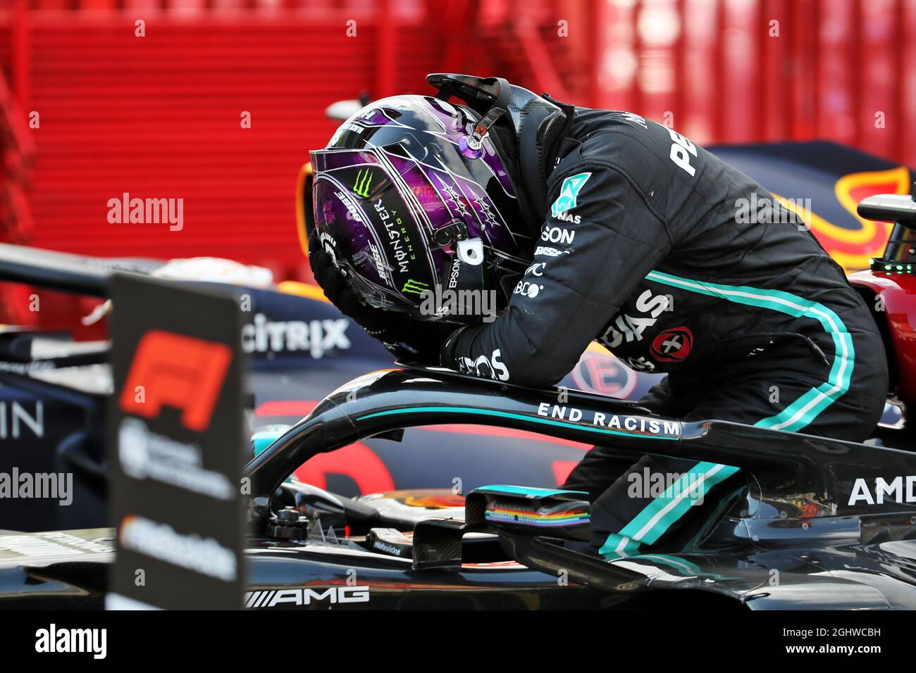 Race winner Lewis Hamilton (GBR) Mercedes AMG F1 W11 in parc ferme. 16. ...