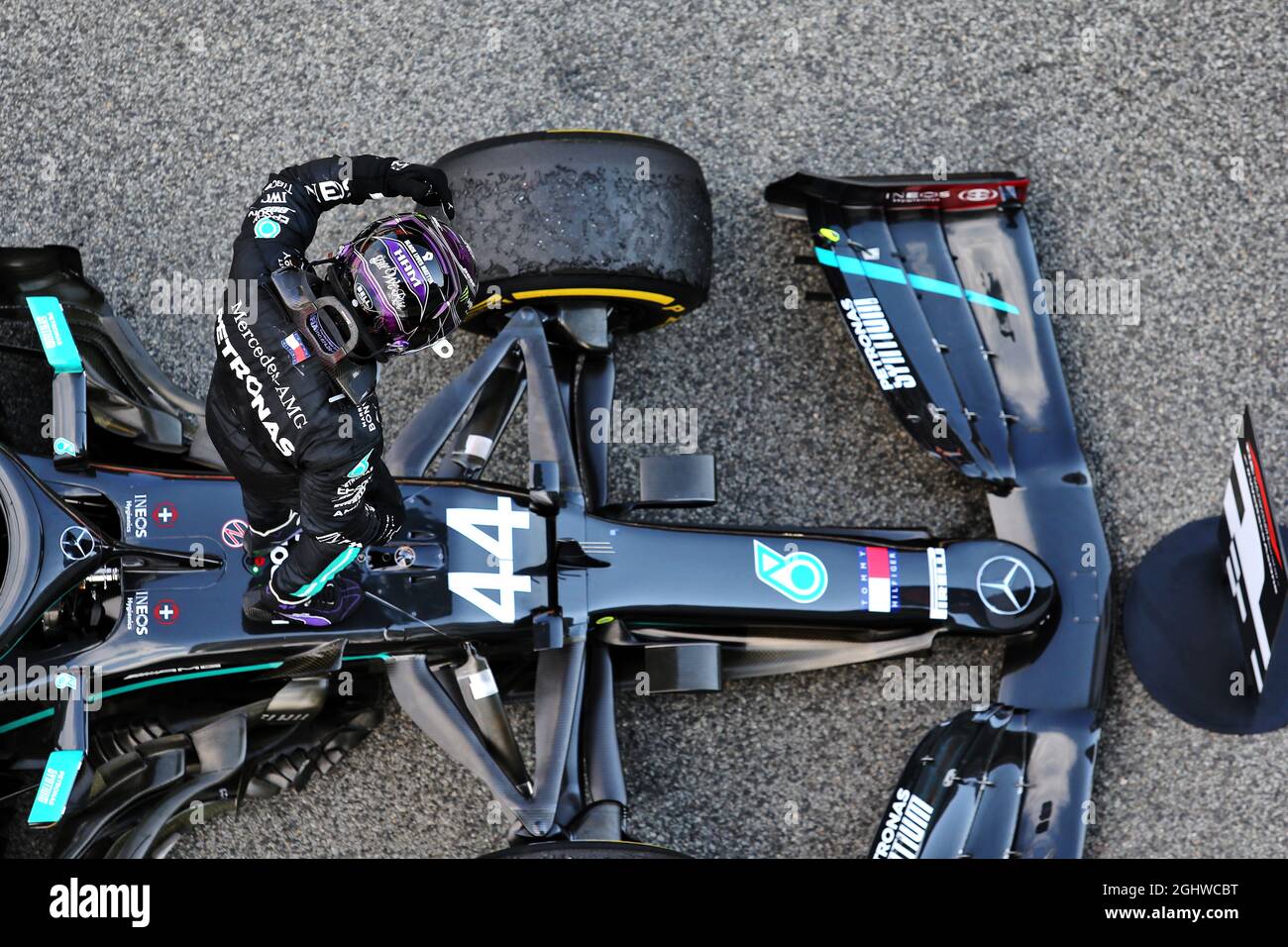 Race winner Lewis Hamilton (GBR) Mercedes AMG F1 W11 celebrates in parc ...