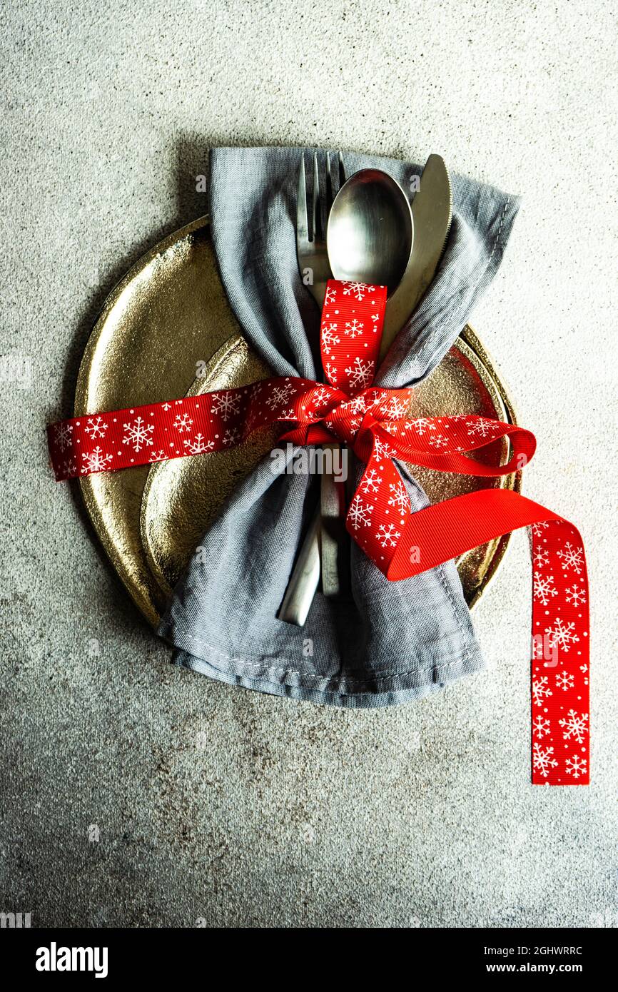 Overhead view of a Christmas place setting on a table Stock Photo - Alamy