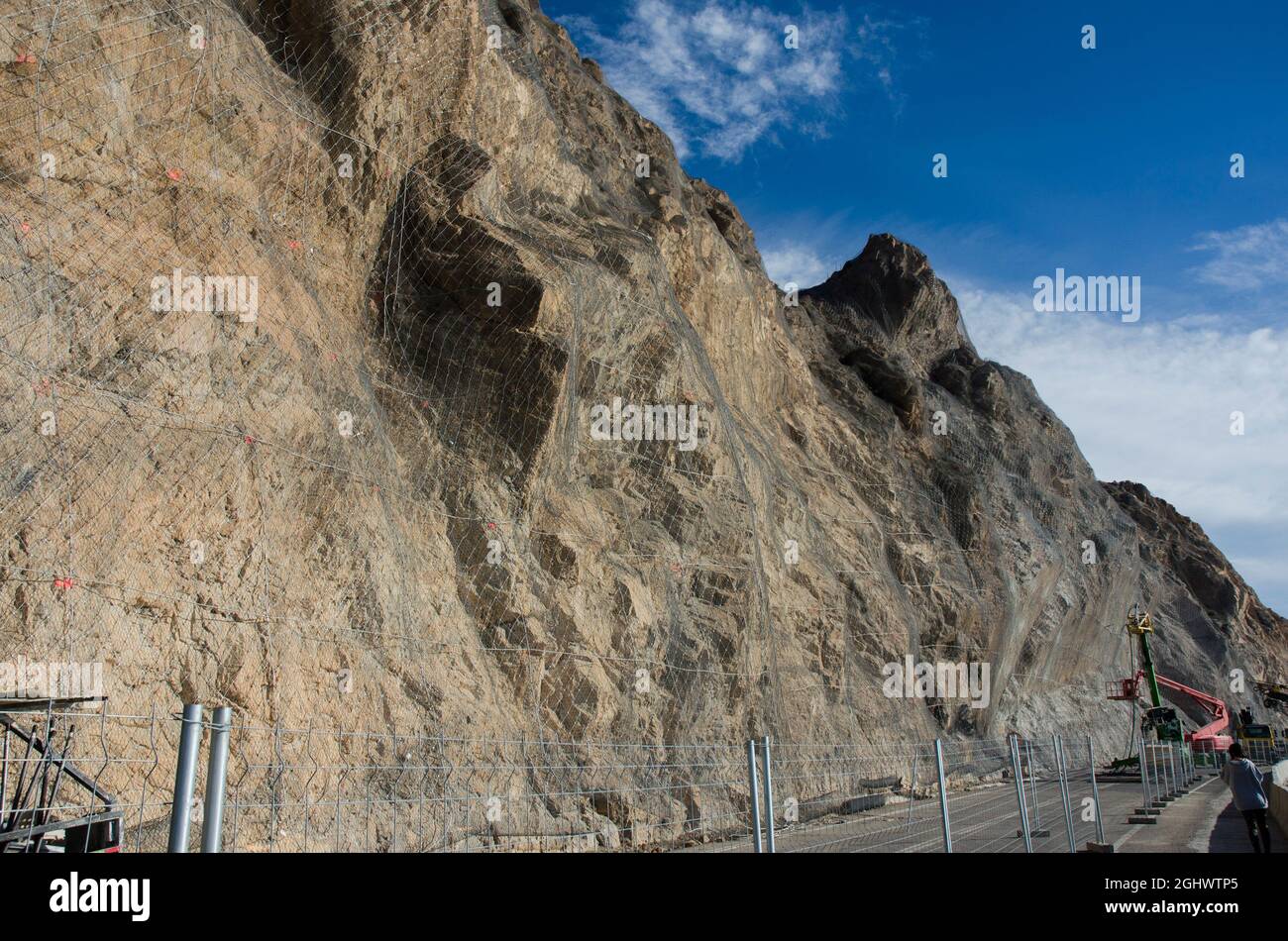 Wire mesh rockslide hi-res stock photography and images - Alamy