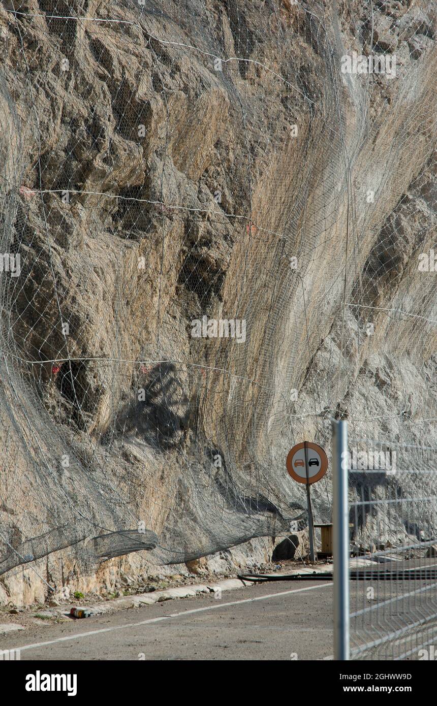 Rockslide wire hi-res stock photography and images - Alamy